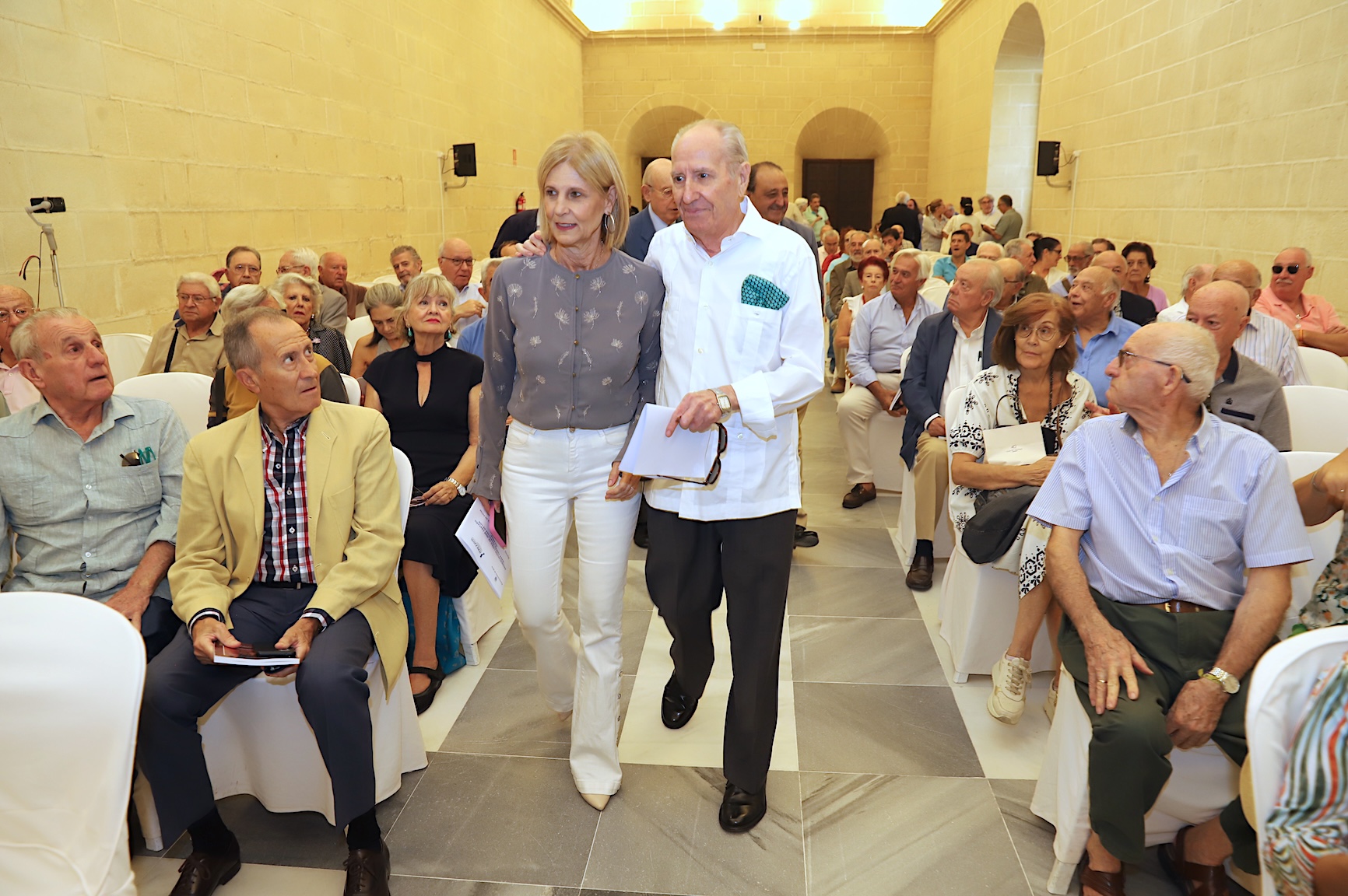 La alcaldesa felicita a Pepe Castaño Rubiales por su obra sobre el ...