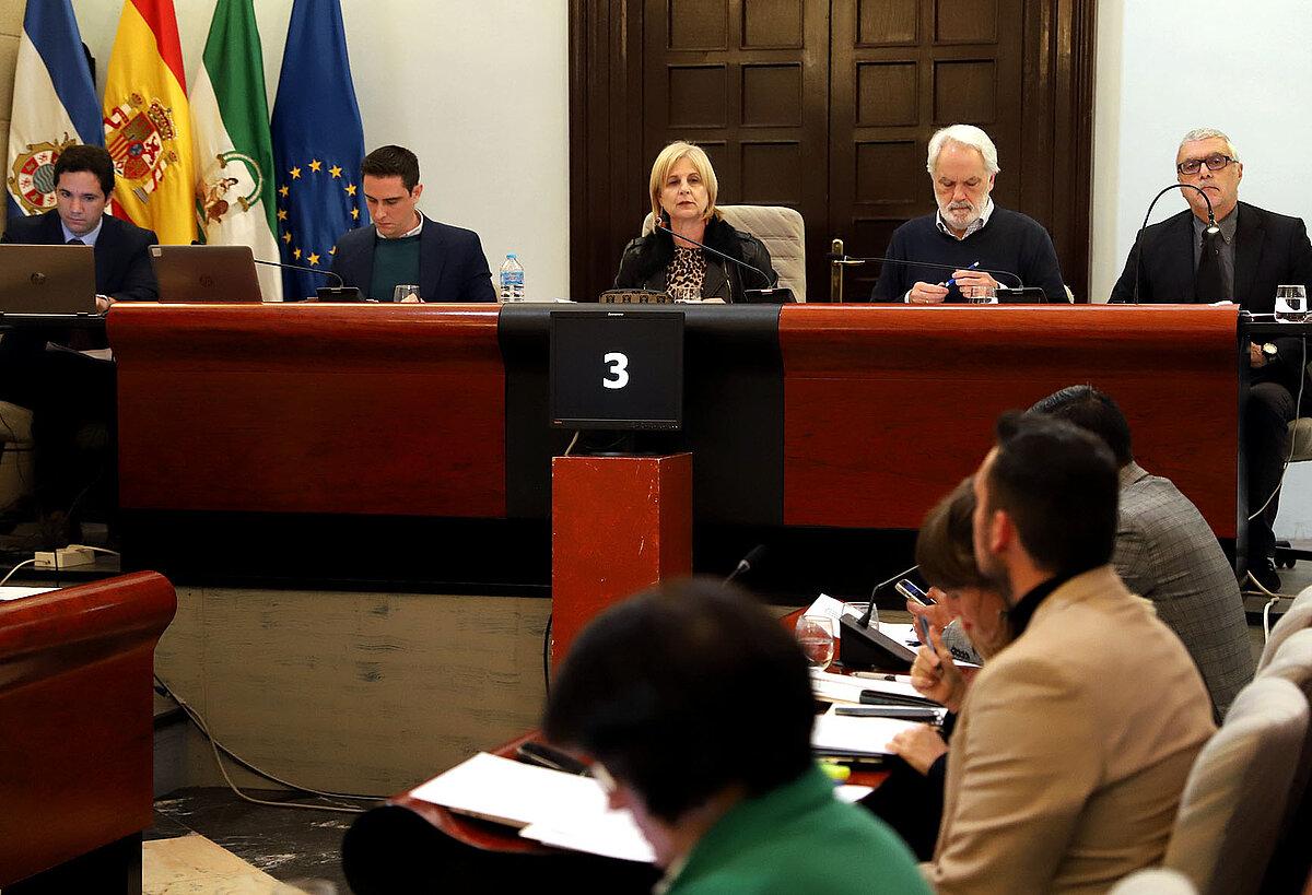 El Pleno aprueba felicitar públicamente a siete agentes de la Policía ...