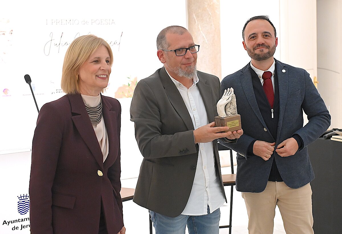 La alcaldesa felicita al poeta Sandro Luna por la obtención del Primer ...