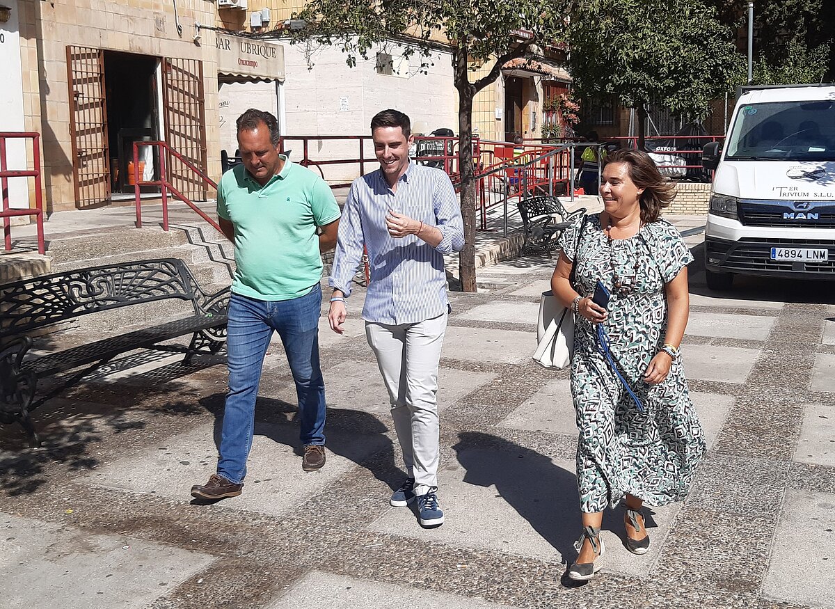 Se colocan barandillas de seguridad en los accesos a la plaza Ubrique ...