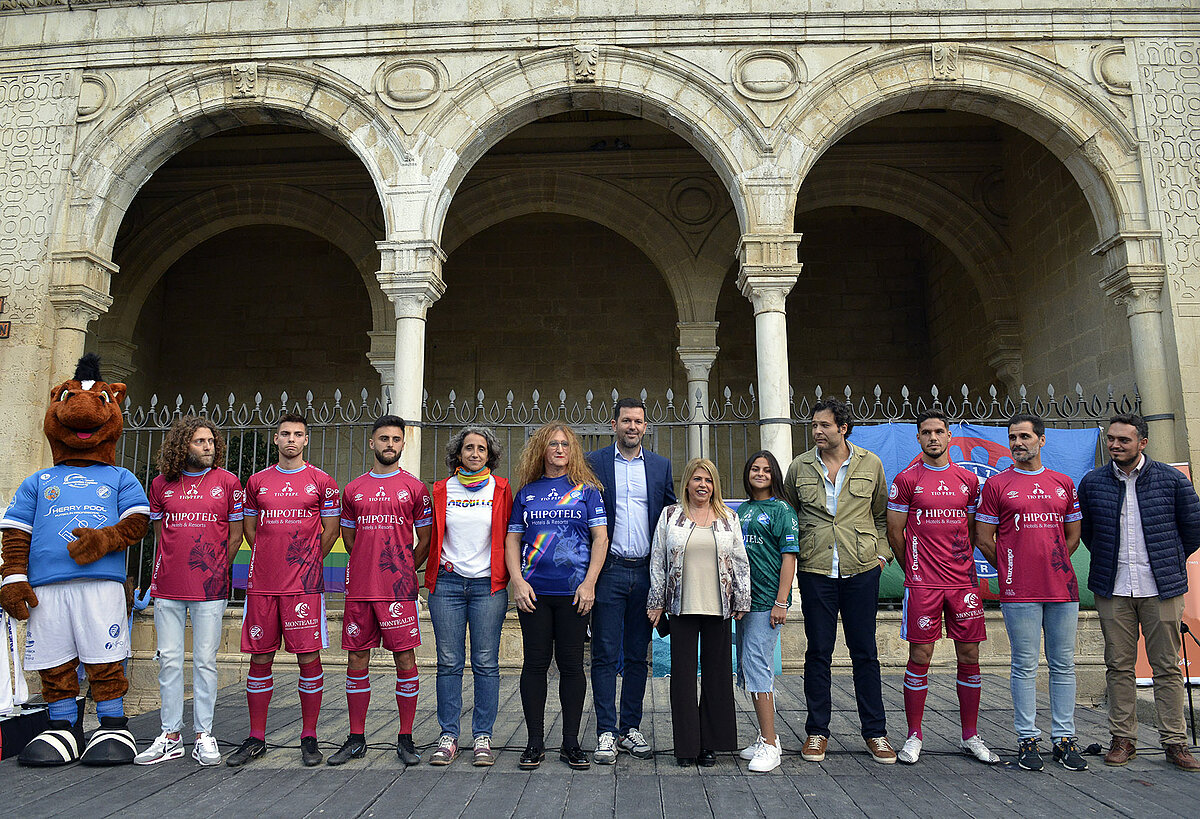 La alcaldesa asiste a la presentación de la 3ª camiseta de competición ...