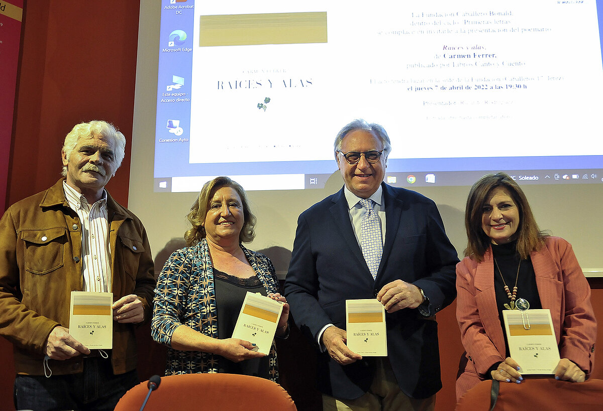 El delegado de Cultura felicita a Carmen Ferrer por su poemario ‘Raíces y alas’ presentado en la ...