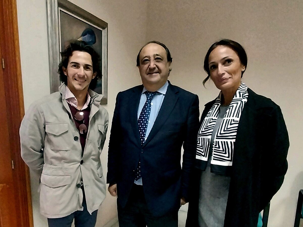 El delegado de Cultura felicita al joven torero Miguel Andrade por su ...