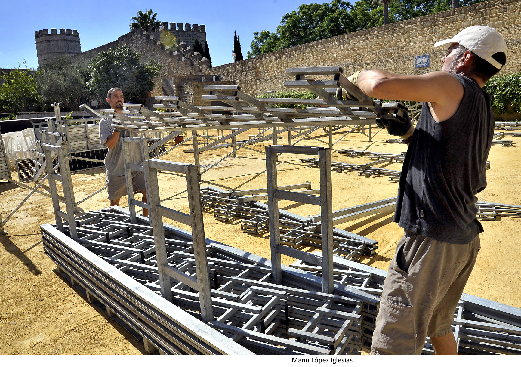 Operarios municipales están realizando en El Alcázar el montaje de la ...